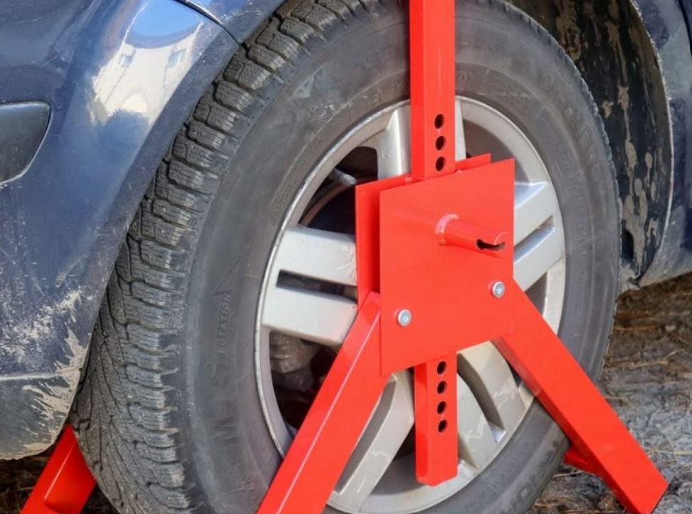 На Львівщині поліція почала блокувати колеса авто за порушення паркування | TrueUA